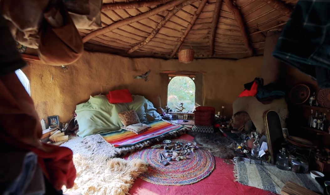 £1000 Small Earthen House Built in the Welsh Woods in the UK – Be Free Here
